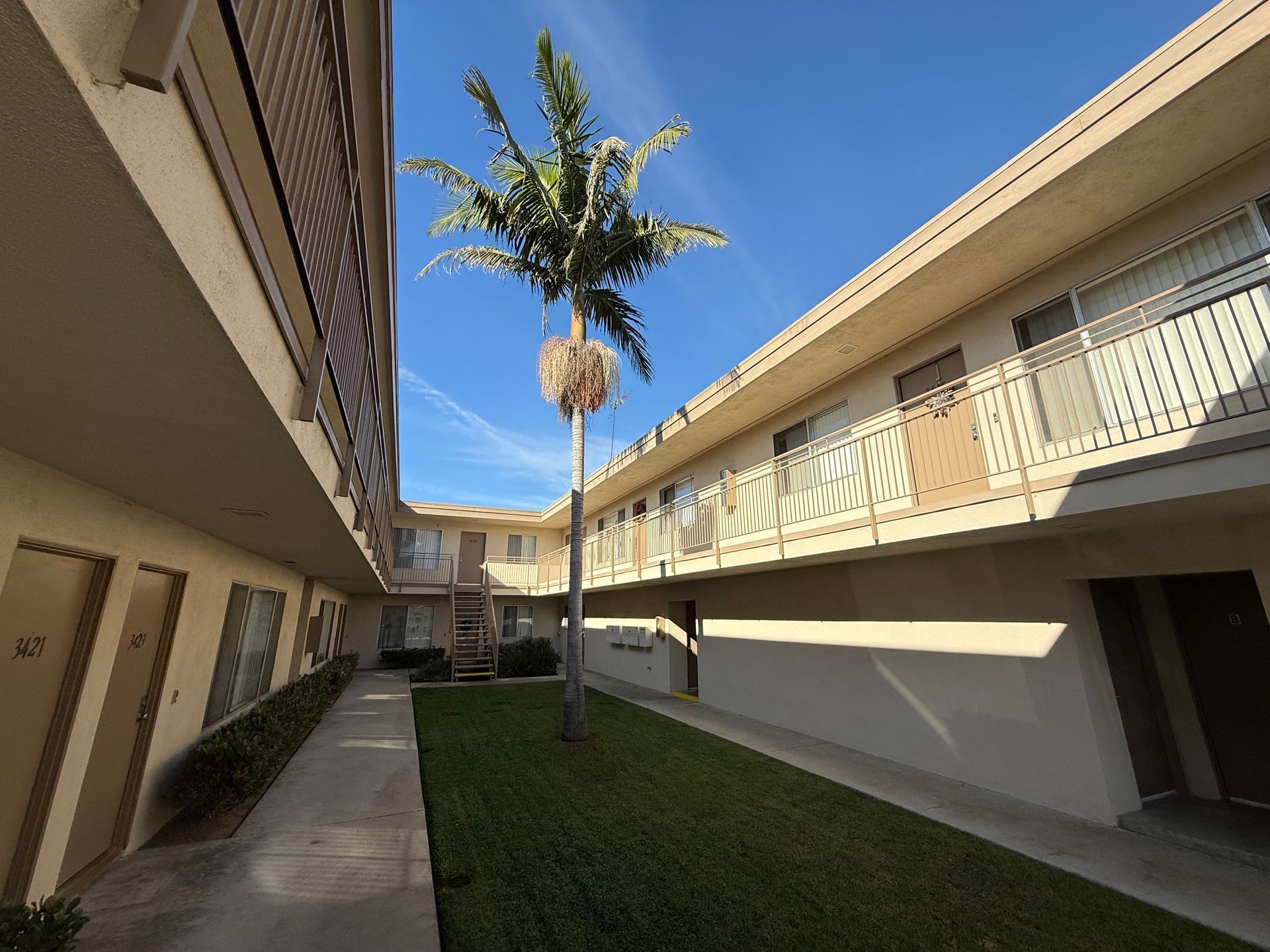 Spacious One- and Two-Bedroom Apartments located in Mid-town Ventura ...