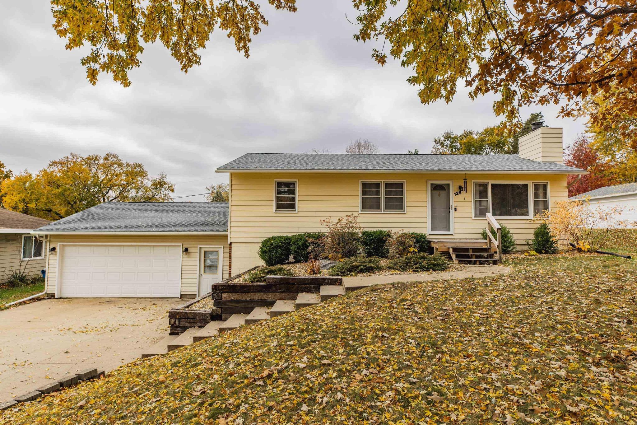 128 Spieker Rd, Waterloo, IA 50701 - See Est. Value, Schools & More