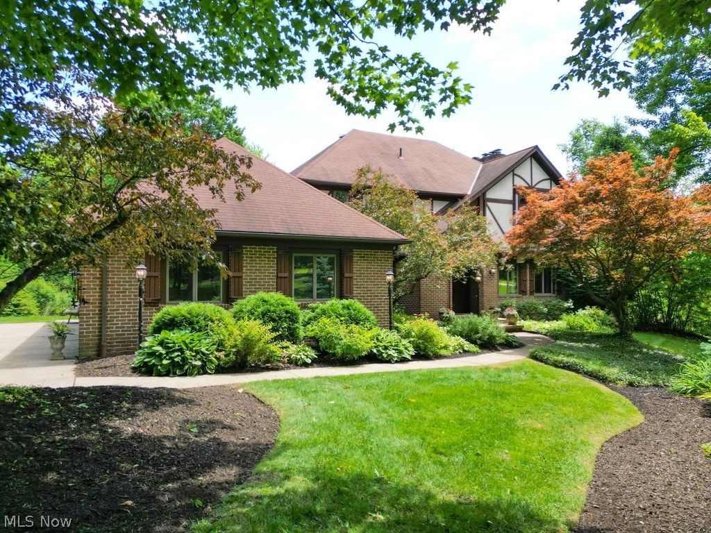 815 Sun Ridge Ln, Chagrin Falls, OH 44022 - See Est. Value, Schools & More
