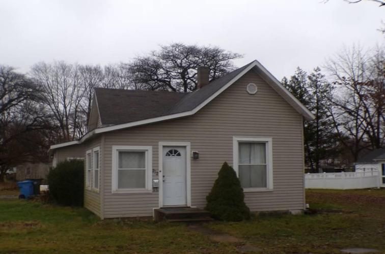212 N Line St, South Whitley, IN 46787 - See Est. Value, Schools & More