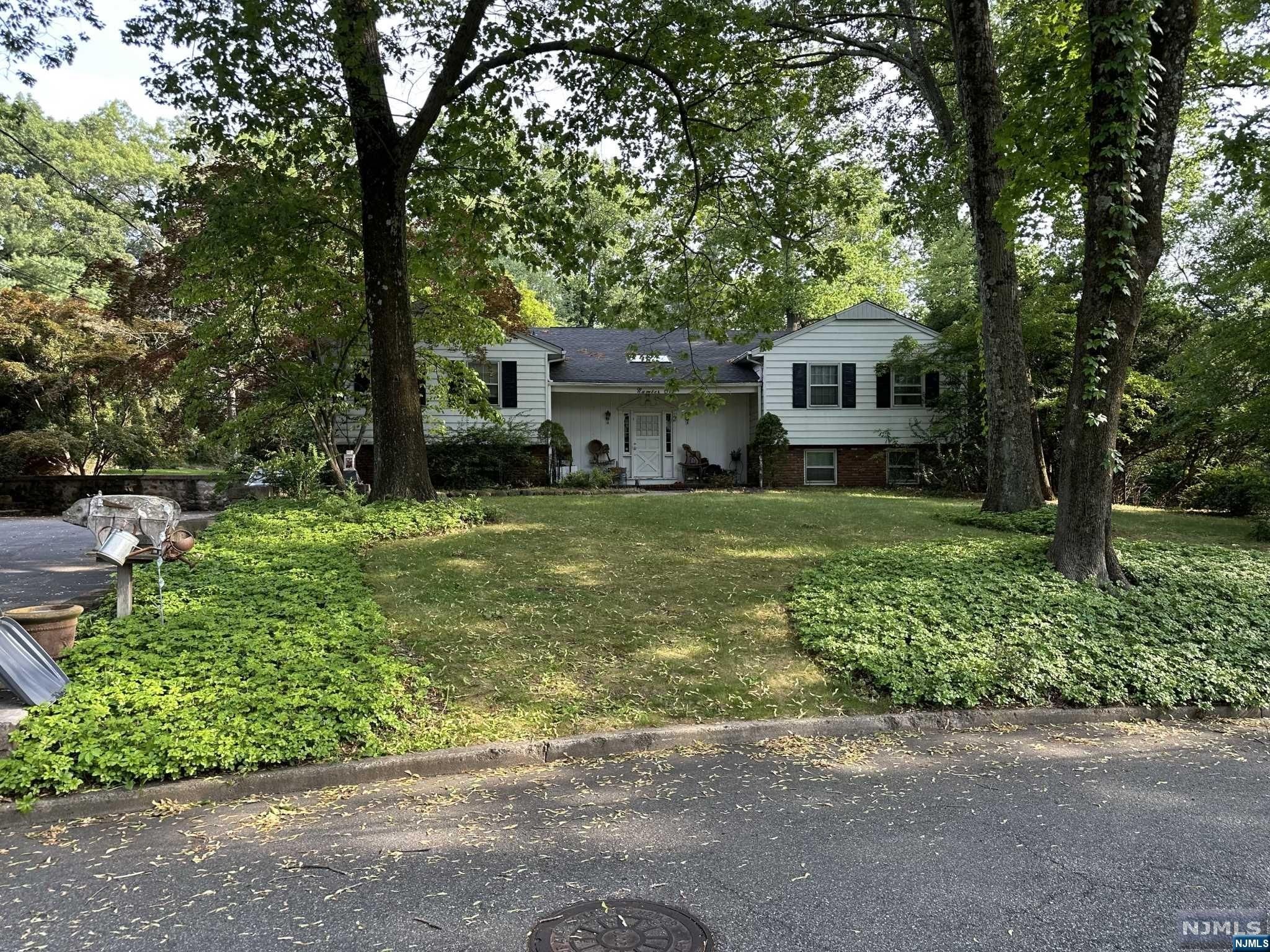 1 E Elbrook Dr, Allendale, NJ 07401 - See Est. Value, Schools & More