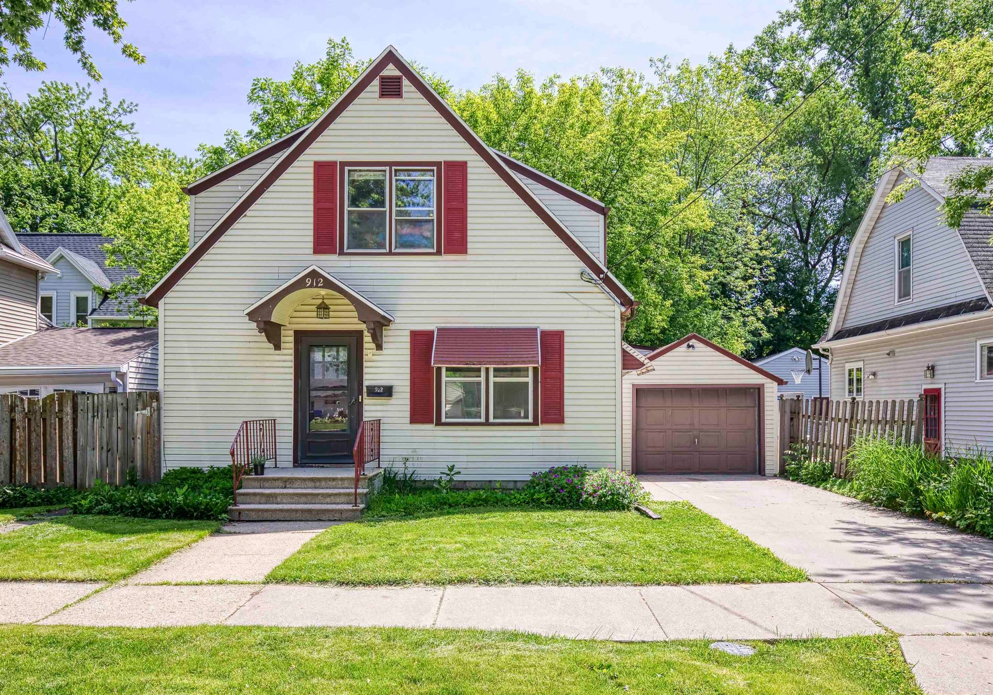 912 N Harriman St, Appleton, WI 54911 - See Est. Value, Schools & More
