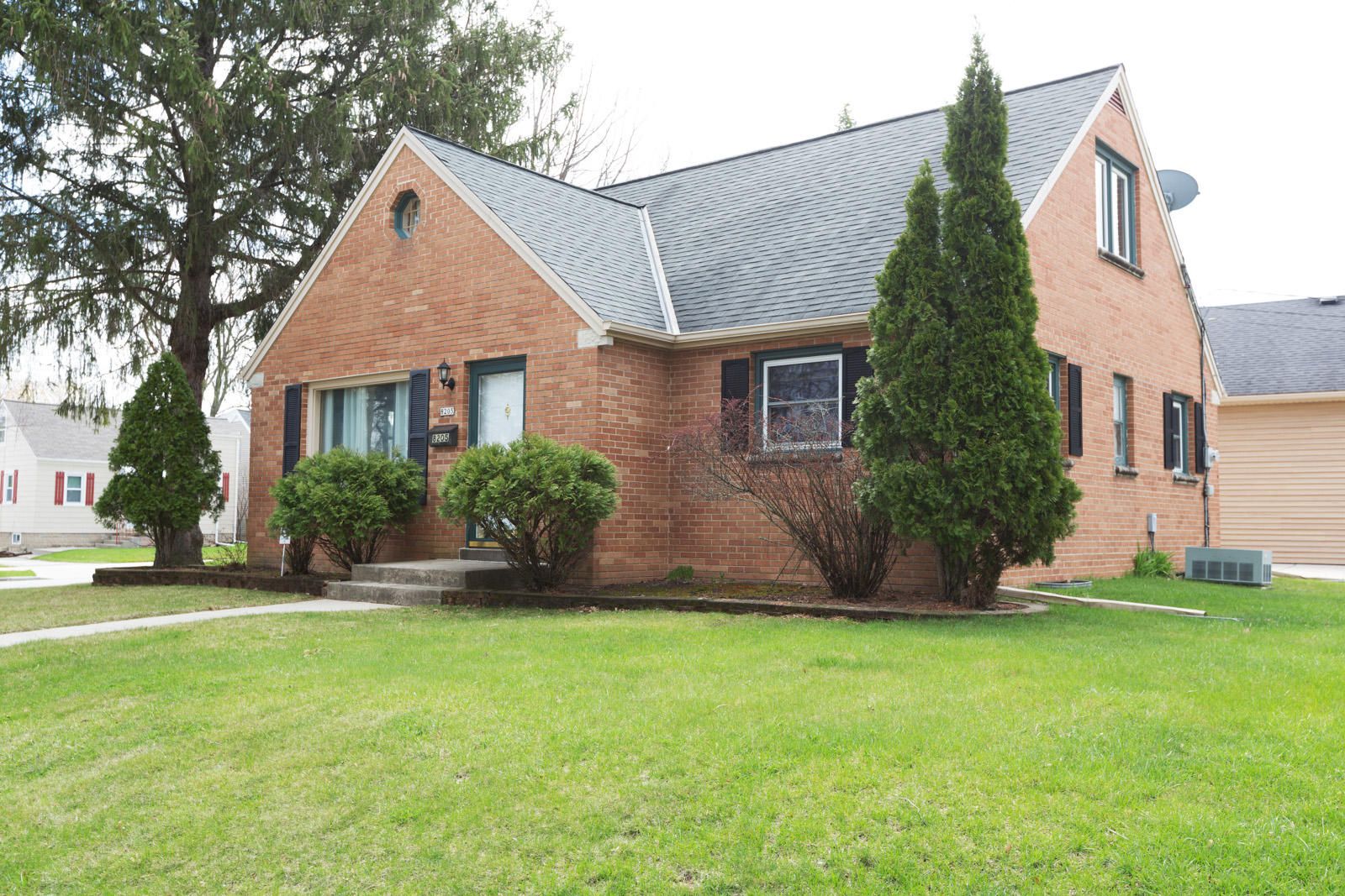 8205 W Holt Ave, Milwaukee, WI 53219 - See Est. Value, Schools & More