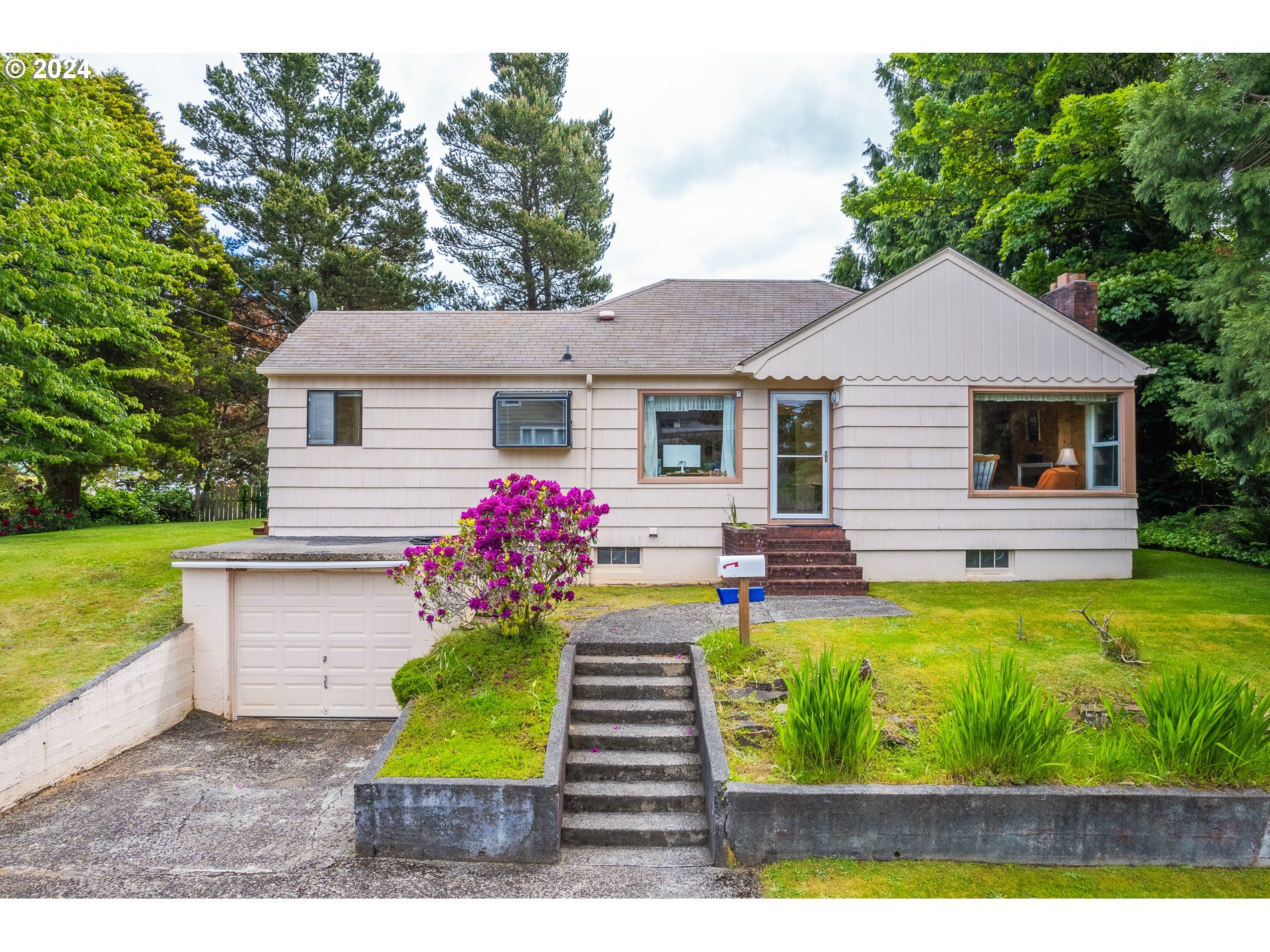 1594 6th St, Astoria, OR 97103 - See Est. Value, Schools & More