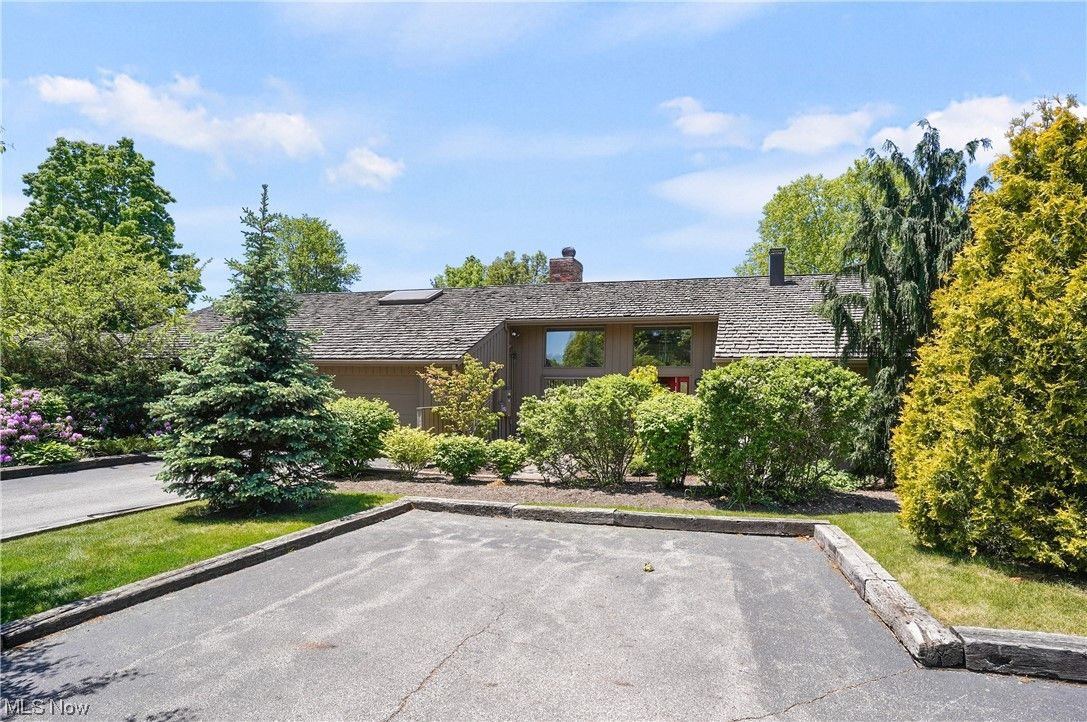 492 Overlook Dr, Aurora, OH 44202 - See Est. Value, Schools & More