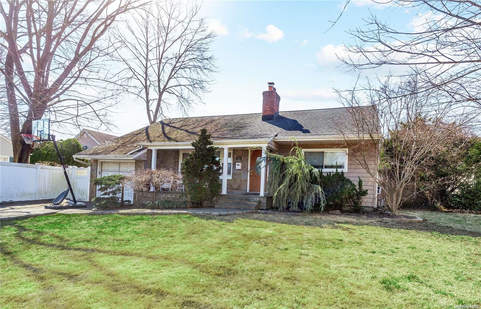 11 Anding Avenue, Merrick, NY 11566 - See Est. Value, Schools & More