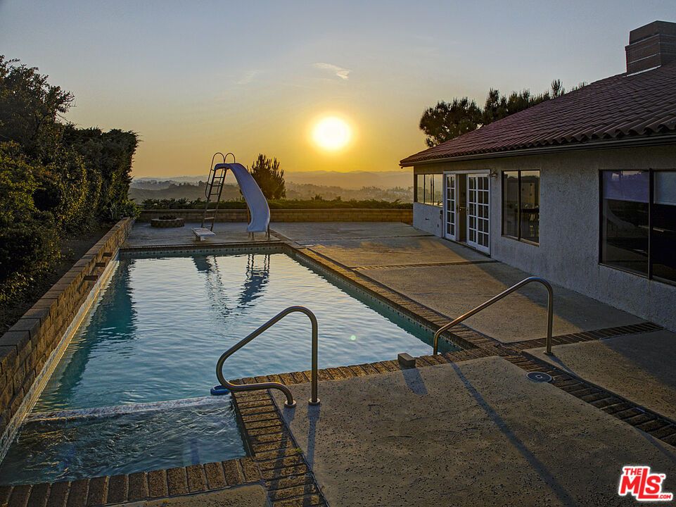 20124 Phaeton Dr, Woodland Hills, CA 91364 - See Est. Value, Schools & More