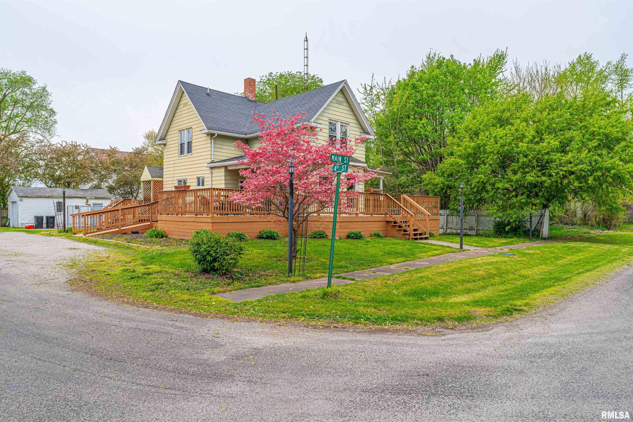 207 S Main St, Middletown, IL 62666 - See Est. Value, Schools & More