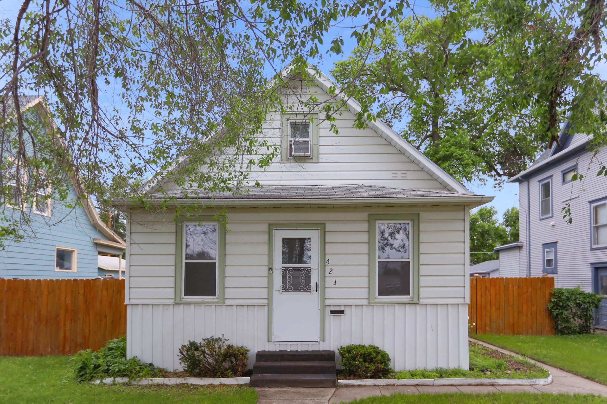 423 S Dakota St, Aberdeen, SD 57401 | MLS# 24-412 | Trulia