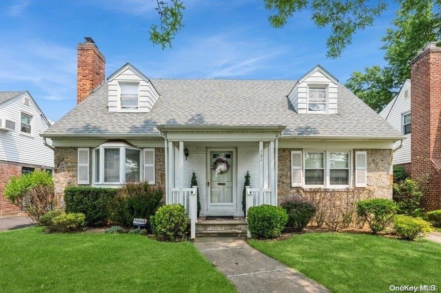 121 Lawrence Street, New Hyde Park, NY 11040 - See Est. Value, Schools ...