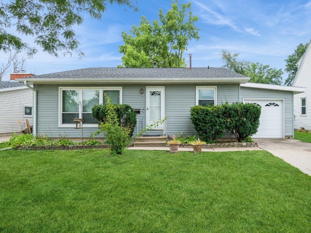 1041 29th St NE, Cedar Rapids, IA 52402 - See Est. Value, Schools & More