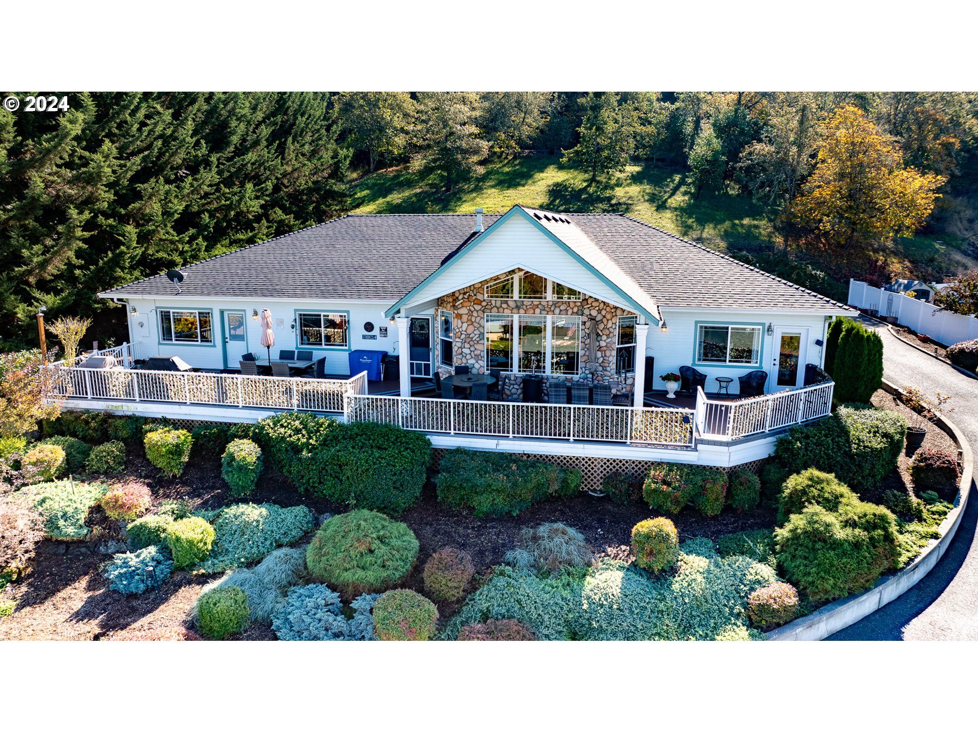 1114 W Winter Ridge Dr, Roseburg, OR 97471 | MLS# 24370132 | Trulia