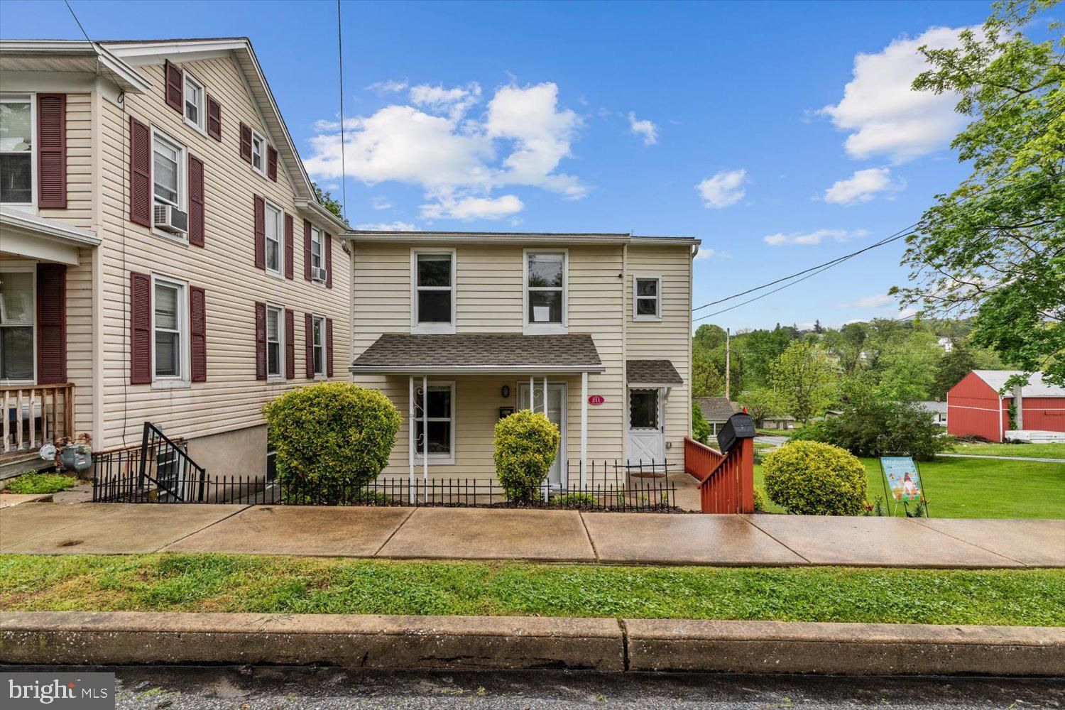 211 W Broad St, Yoe, PA 17313 - See Est. Value, Schools & More