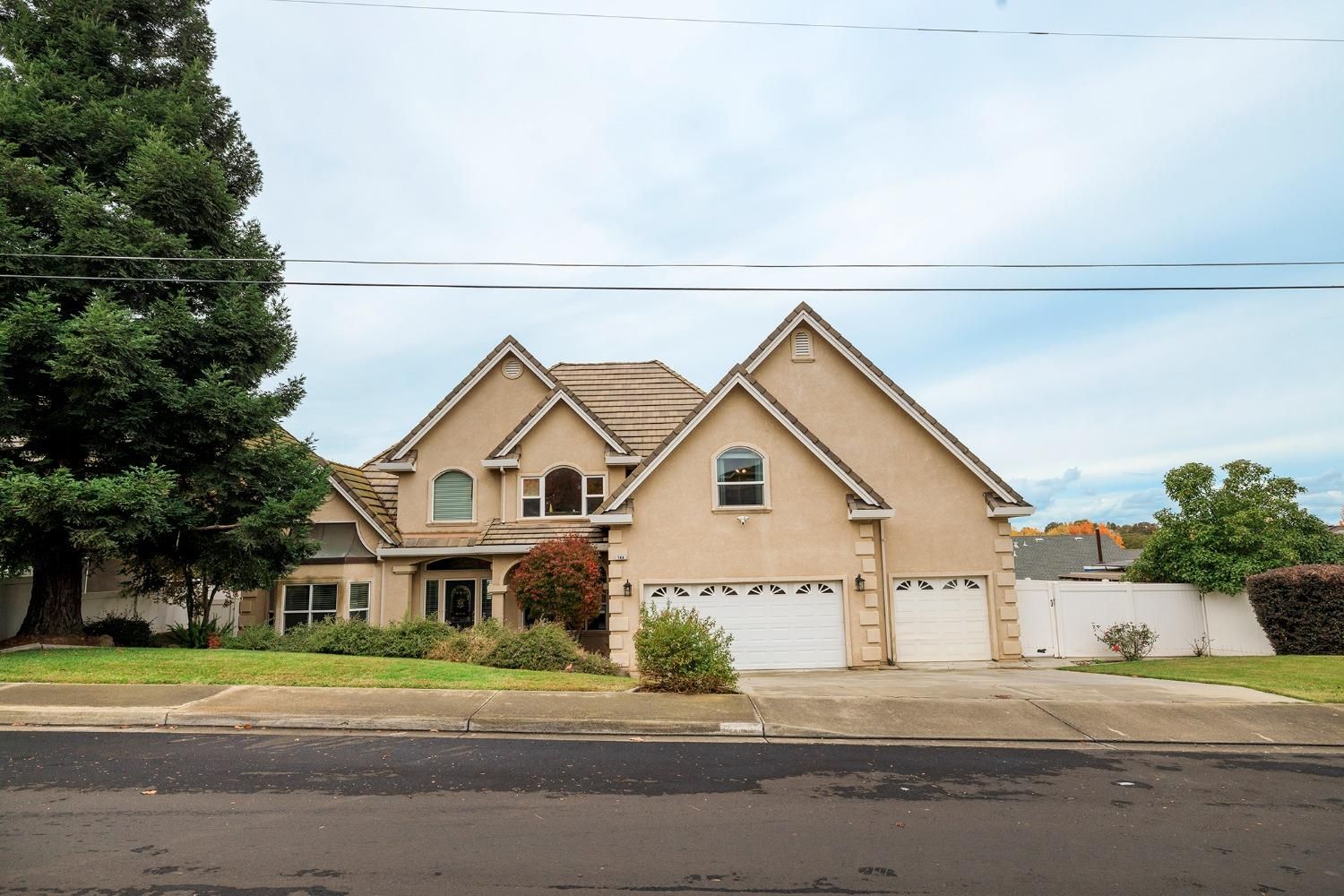 748 Valley View Dr, Oakdale, CA 95361 - See Est. Value, Schools & More