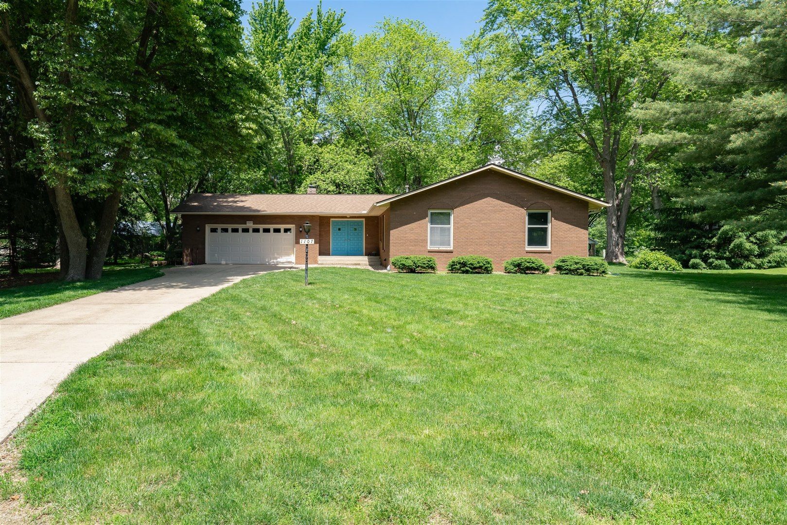 1107 Oak Creek Cir, Mahomet, IL 61853 - See Est. Value, Schools & More