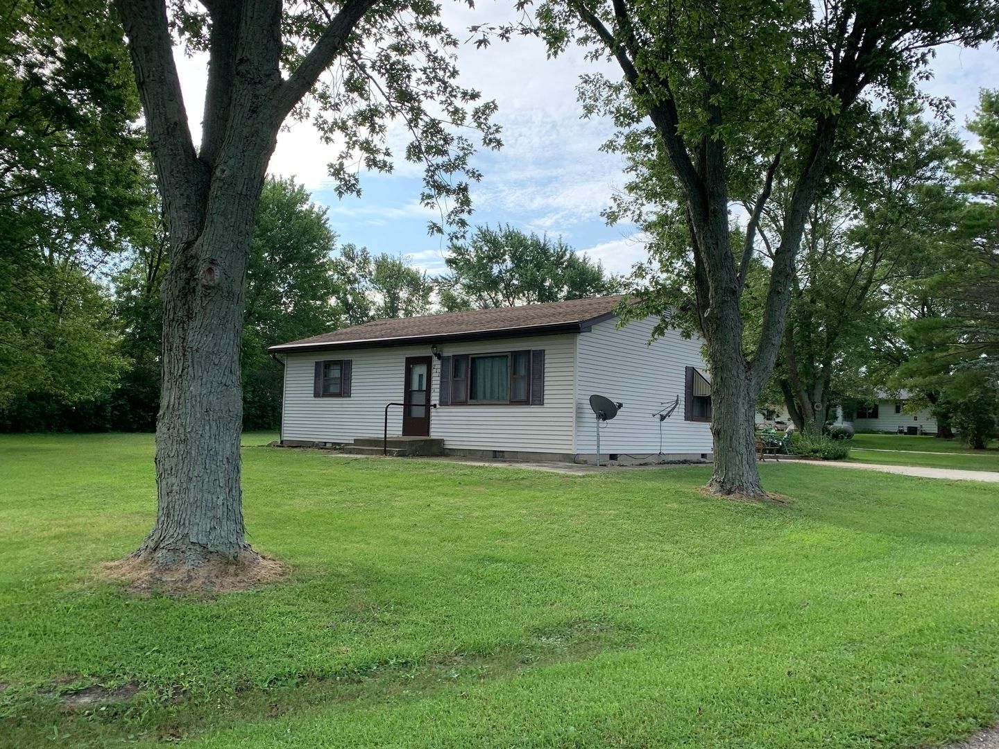 211 Hickory Dr, Roberts, IL 60962 - See Est. Value, Schools & More