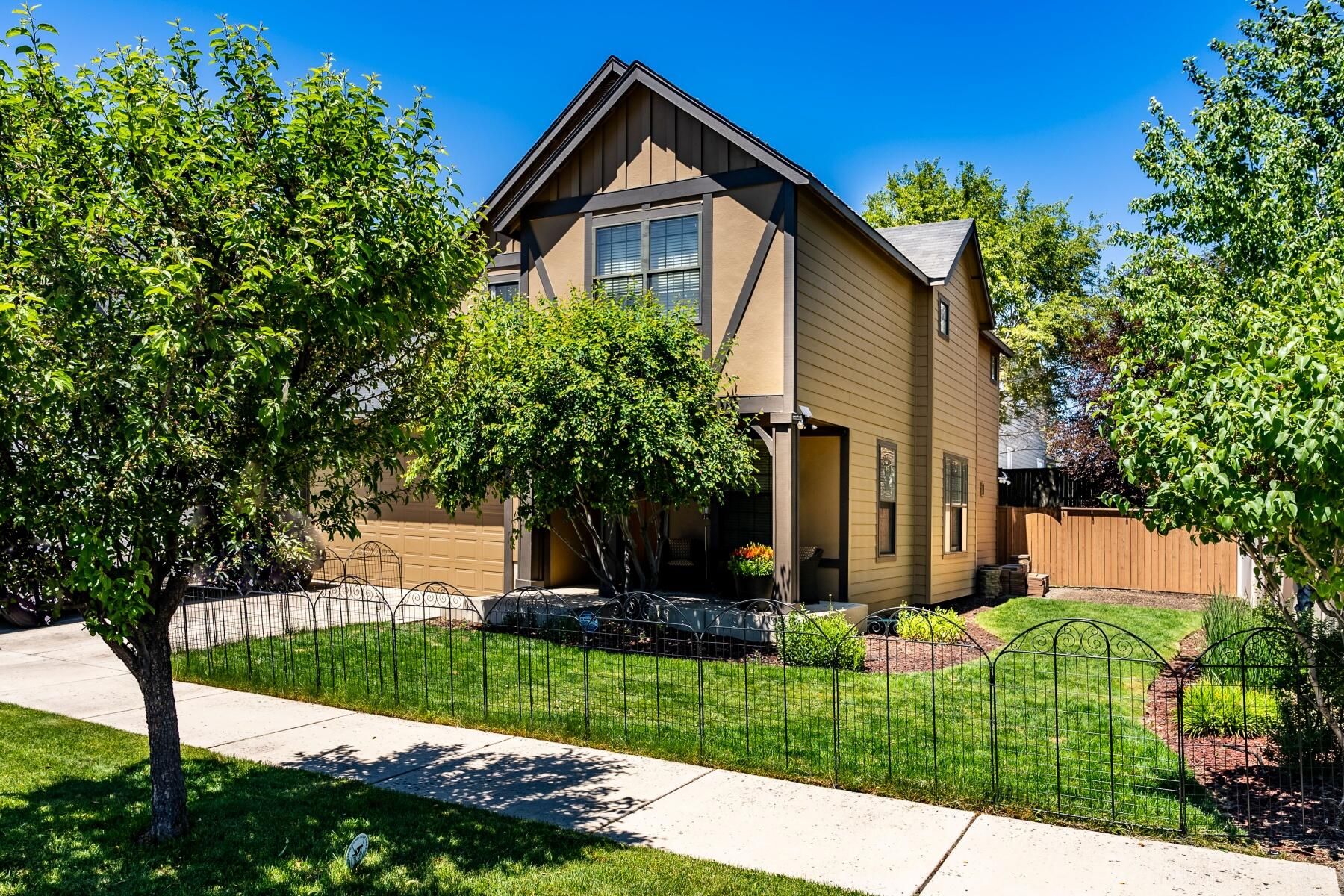 20800 SE Helen Ln, Bend, OR 97702 - See Est. Value, Schools & More