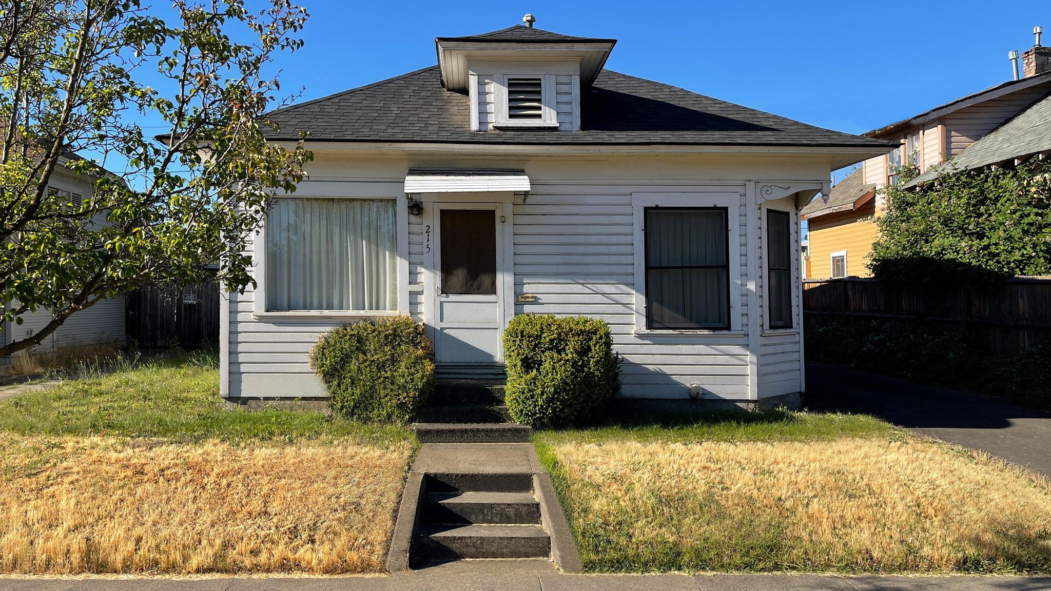 215 W Jackson St, Medford, OR 97501 - See Est. Value, Schools & More