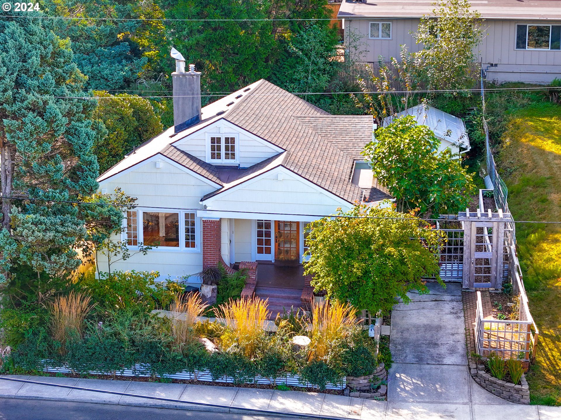 1925 Irving Ave, Astoria, OR 97103 - See Est. Value, Schools & More