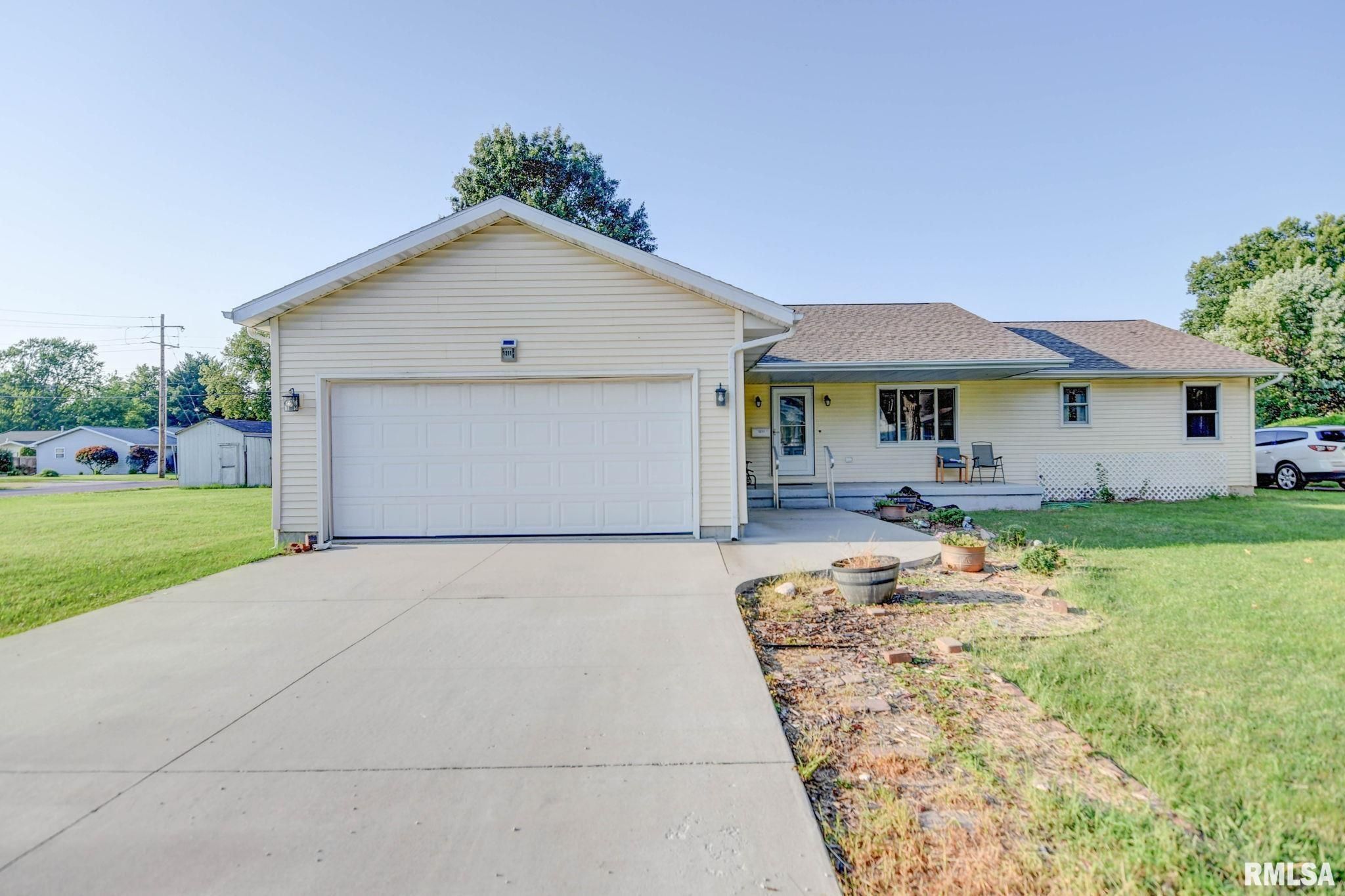 1211 W England St, Taylorville, IL 62568 - See Est. Value, Schools & More