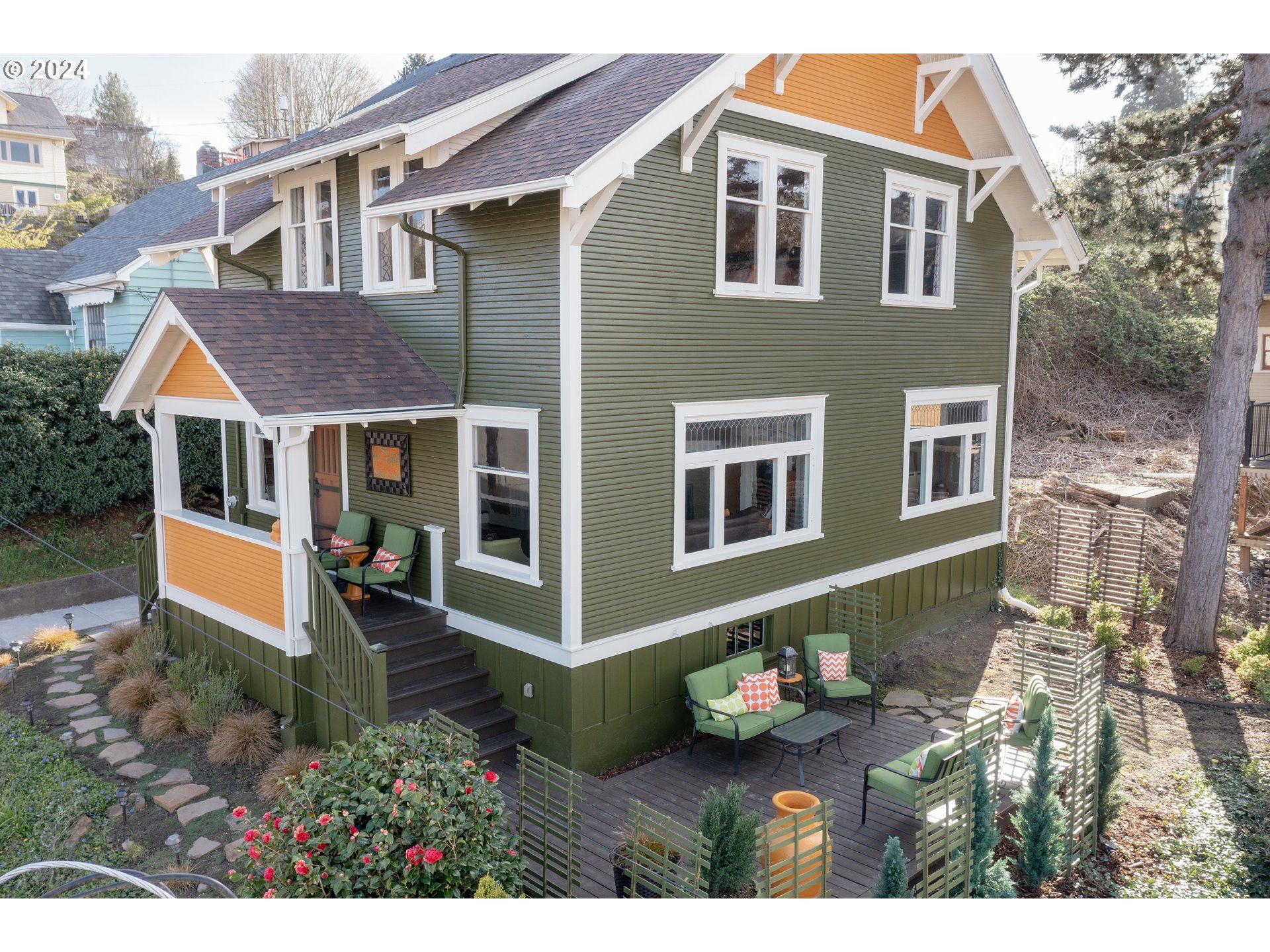 643 10th St, Astoria, OR 97103 - See Est. Value, Schools & More