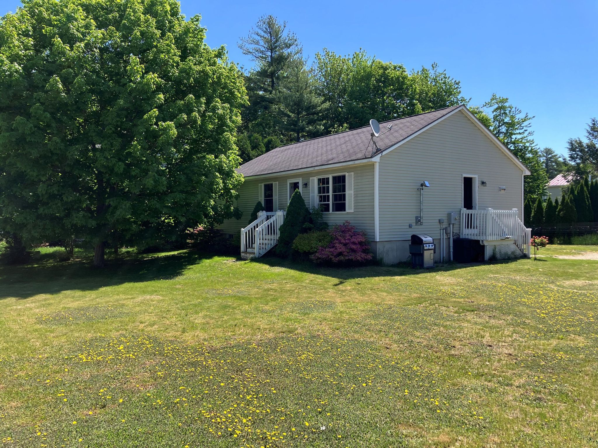 19 Crabtree Drive, Topsham, ME 04086 - See Est. Value, Schools & More
