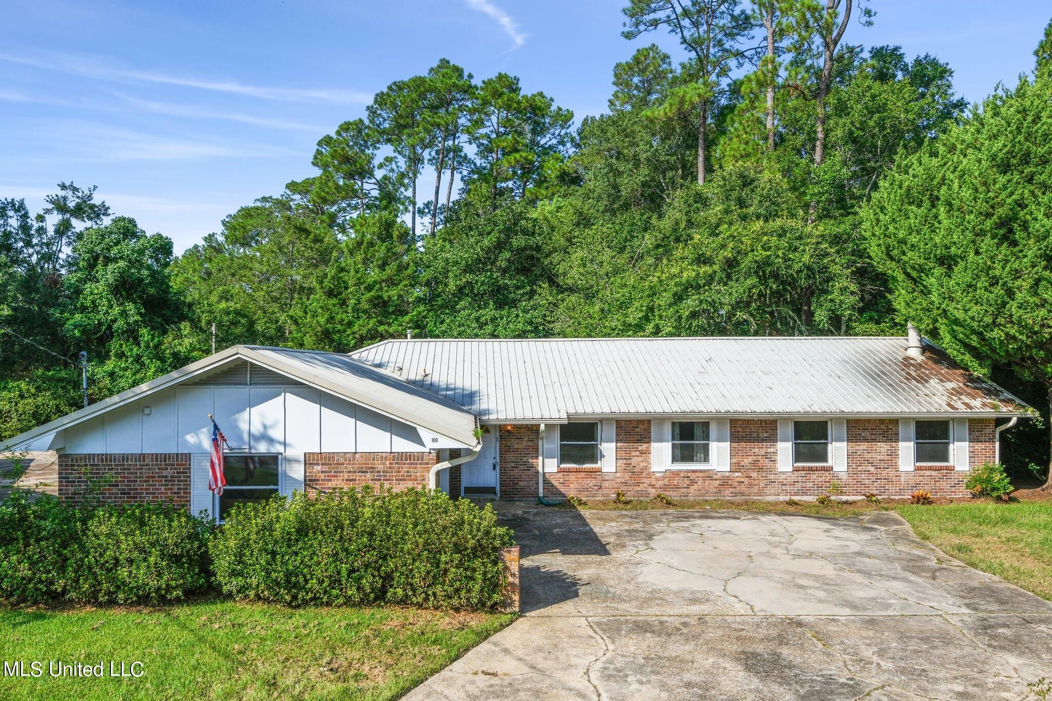 100 Nottingham Ct, Ocean Springs, MS 39564 - See Est. Value, Schools & More