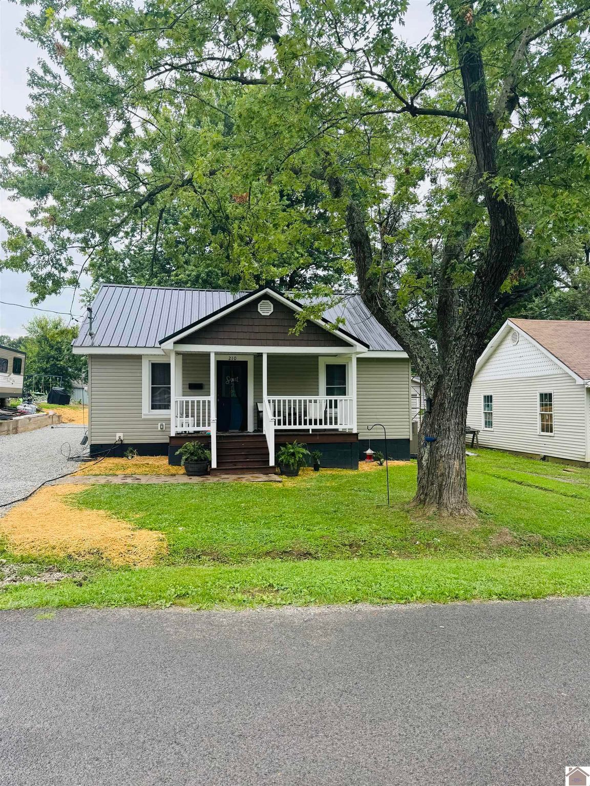 210 Center St, Princeton, KY 42445 - See Est. Value, Schools & More