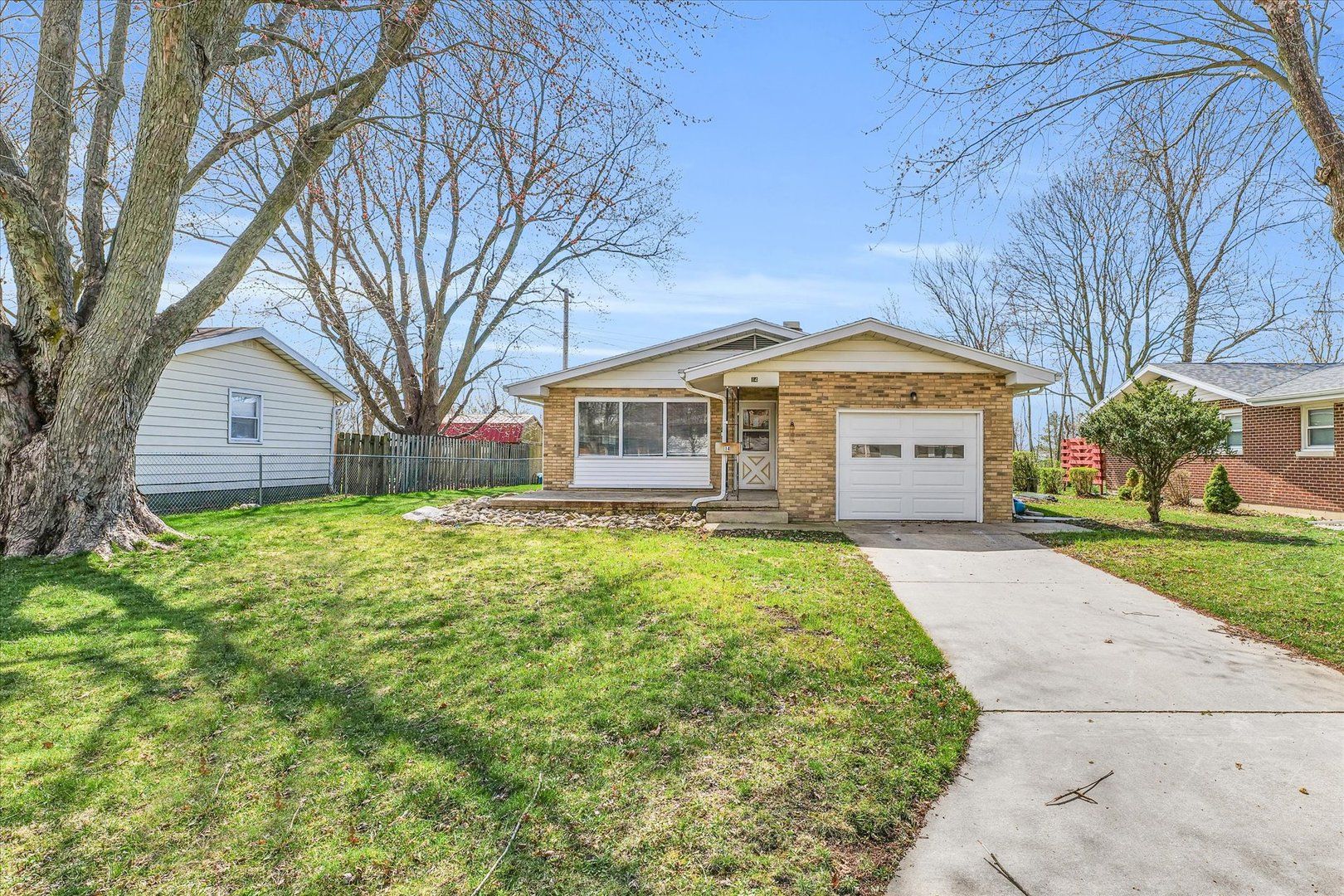 14 Dawn Ave, Paxton, IL 60957 - See Est. Value, Schools & More