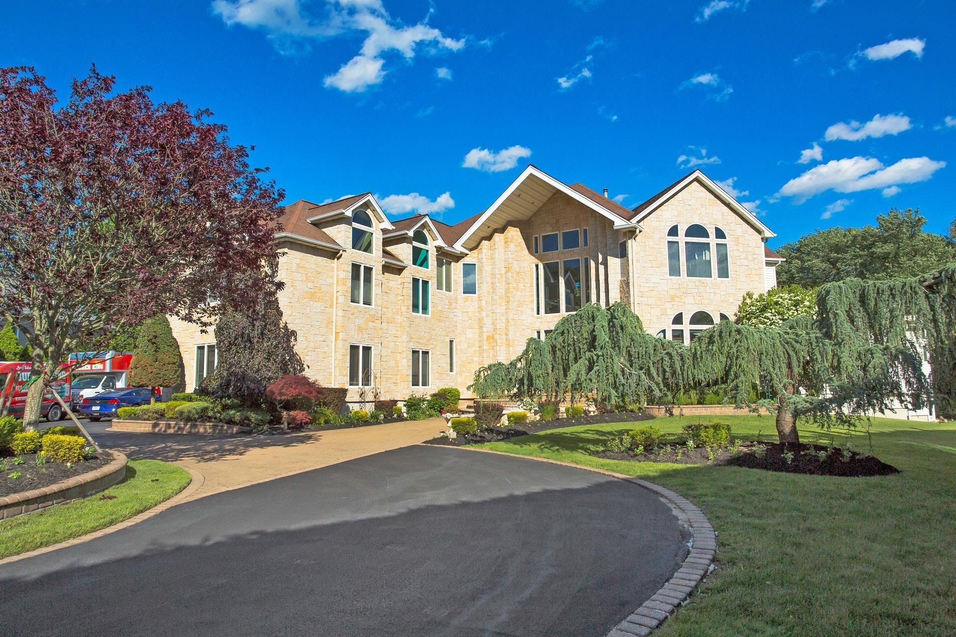 13 Crick Holly Ln, East Islip, NY 11730 - See Est. Value, Schools & More