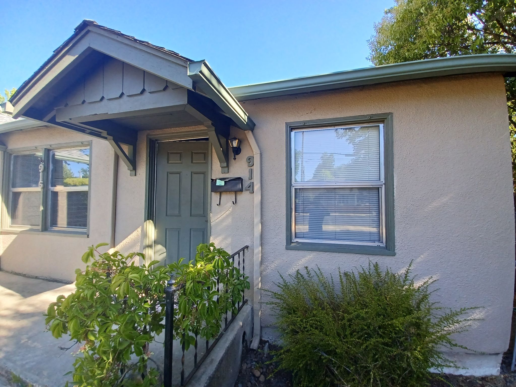 914 W 4th St, Medford, OR 97501 - See Est. Value, Schools & More