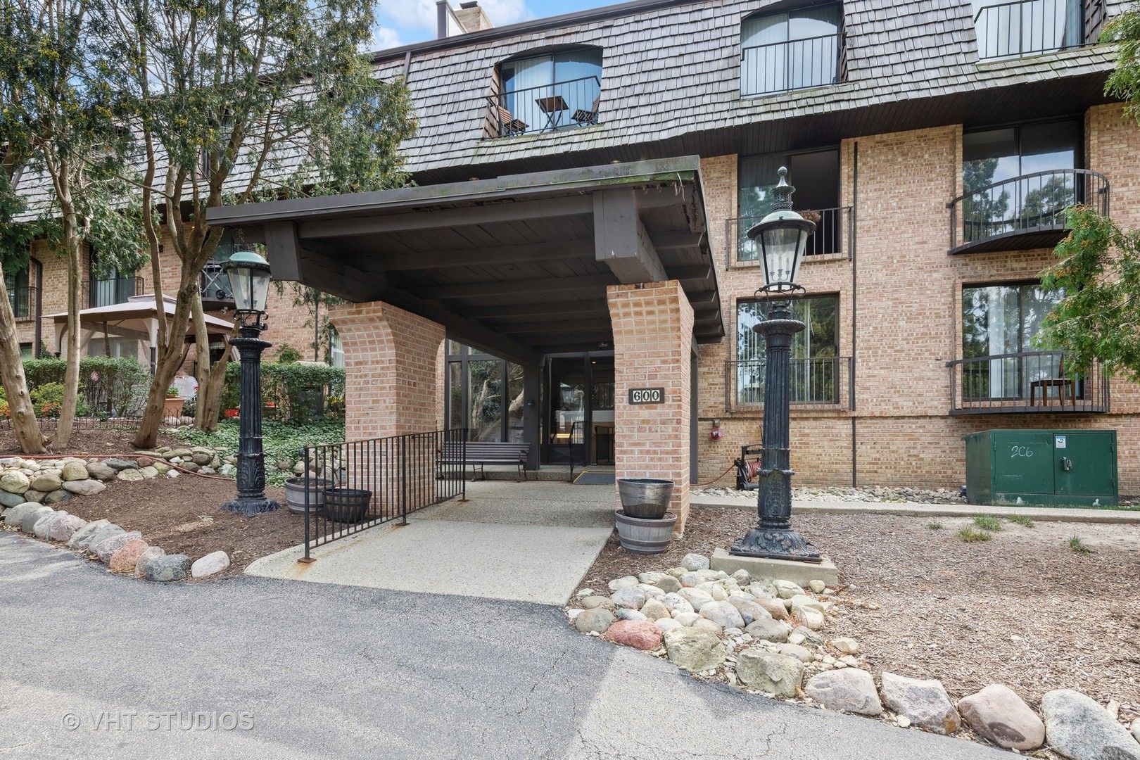 600 W Russell St #303, Barrington, IL 60010 - See Est. Value, Schools ...