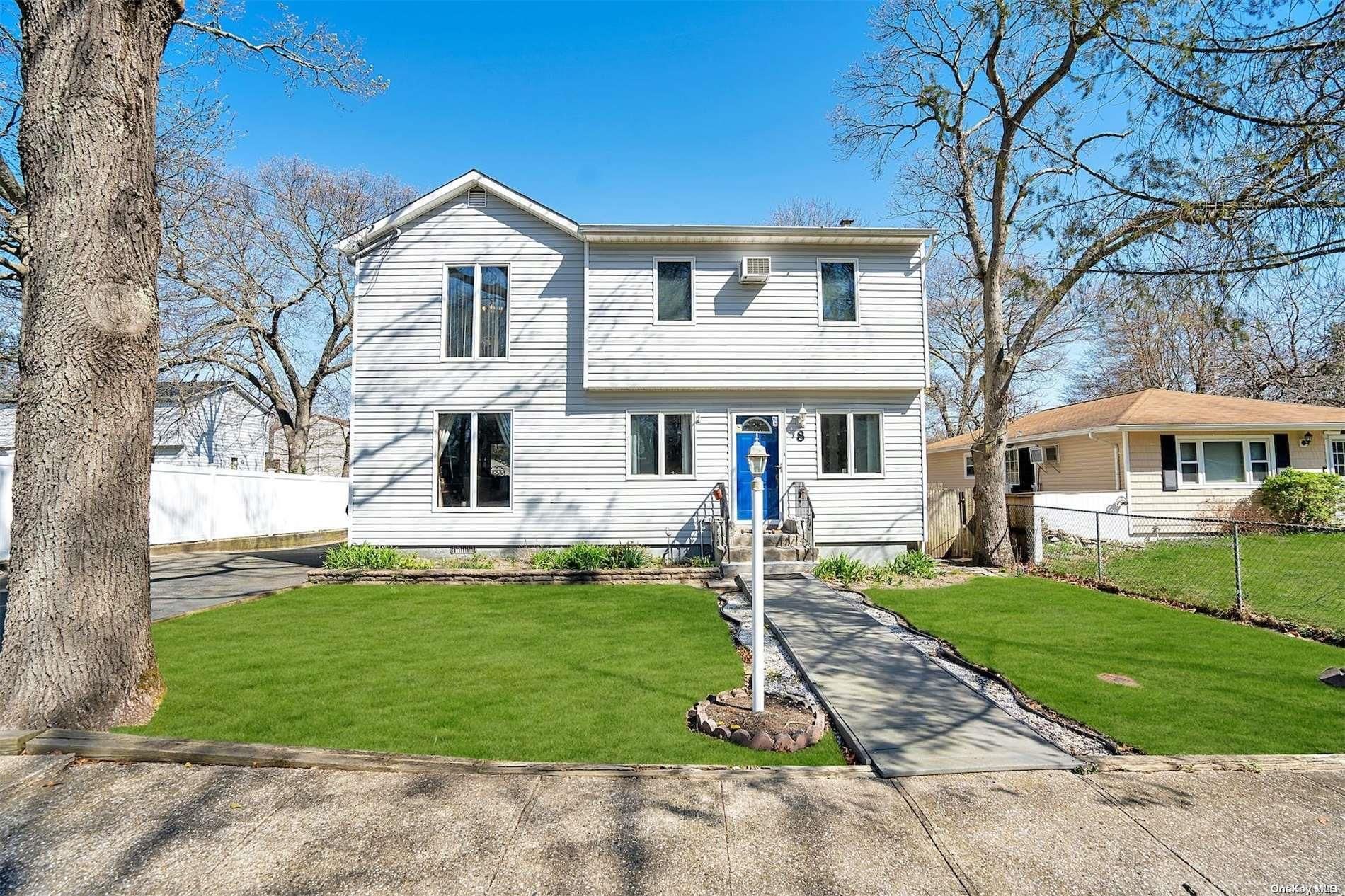 8 Nina Place, Farmingville, NY 11738 - See Est. Value, Schools & More