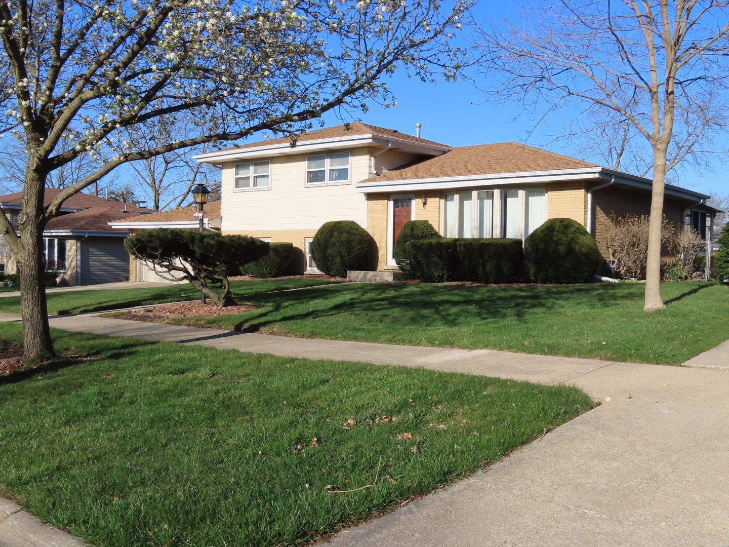 8925 S 85th Ct, Oak Lawn, IL 60457 - See Est. Value, Schools & More