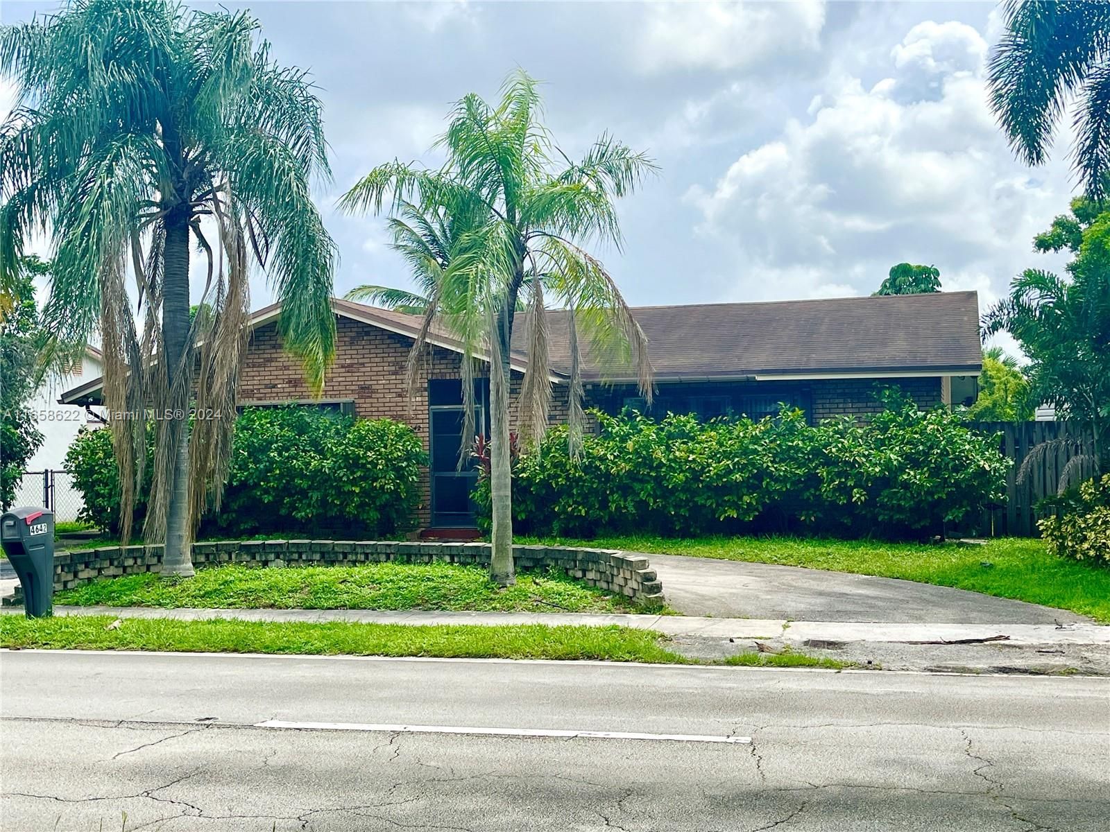 4642 NW 94th Ave, Sunrise, FL 33351 - See Est. Value, Schools & More
