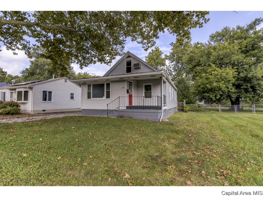 2257 E Grandview Ave, Grandview, IL 62702 - See Est. Value, Schools & More
