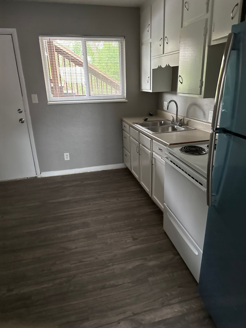 1042 Forest Ct #8, Kansas City, KS 66103 - See Est. Value, Schools & More