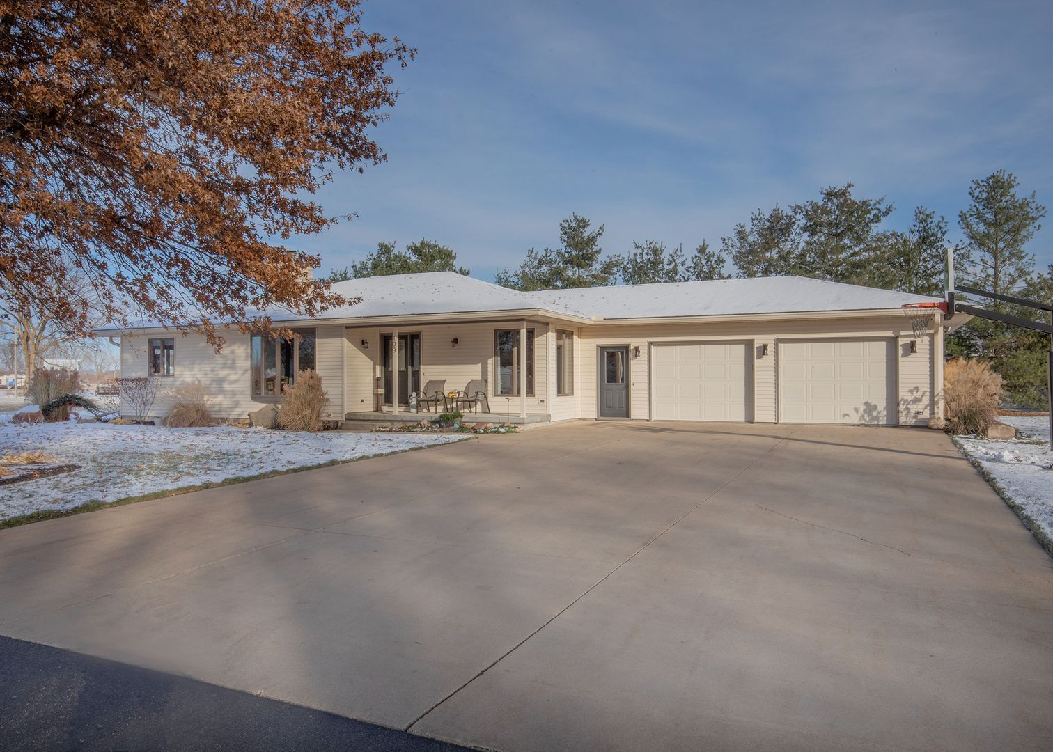 109 Lakeside Dr, Erie, IL 61250 - See Est. Value, Schools & More