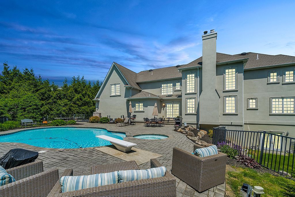 10 Patrick Brem Ct, Mahwah, NJ 07430 - See Est. Value, Schools & More