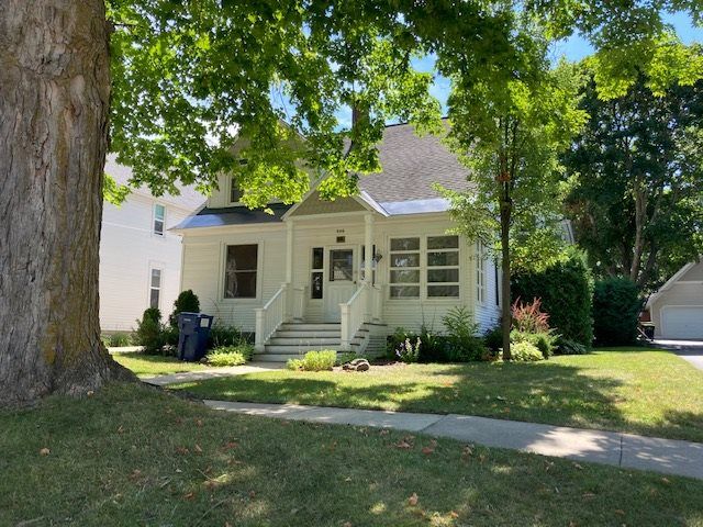 906 Michigan St, Petoskey, MI 49770 - See Est. Value, Schools & More