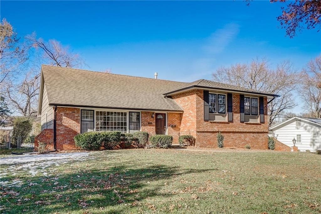 8252 Outlook Ln, Prairie Village, KS 66208 - See Est. Value, Schools & More