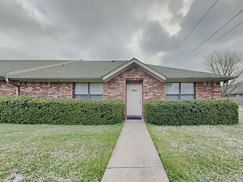 944 Austin Ct, Weatherford, TX 76086 - See Est. Value, Schools & More
