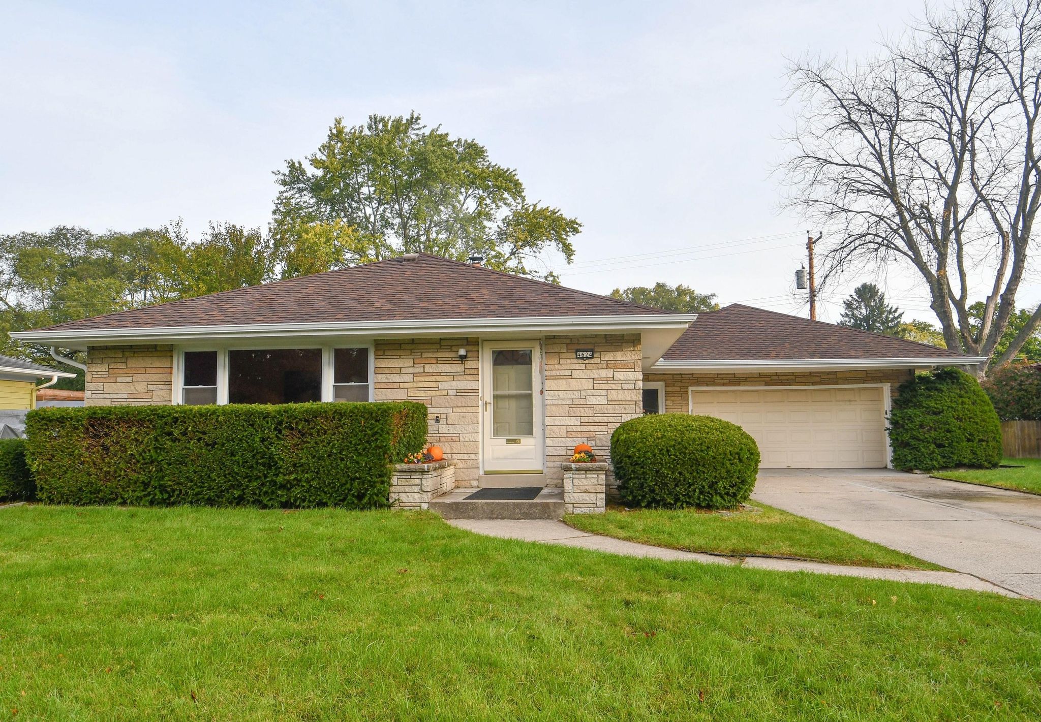 4624 W Dunwood Rd, Milwaukee, WI 53223 - See Est. Value, Schools & More
