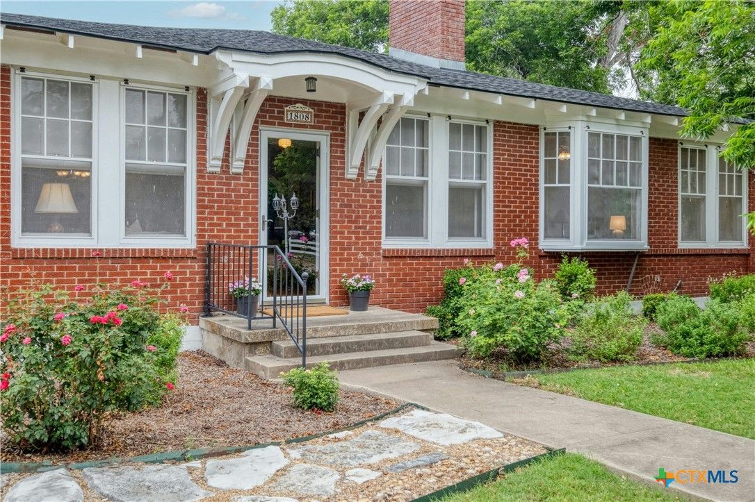 1808 W Lake Dr, Taylor, TX 76574 - See Est. Value, Schools & More