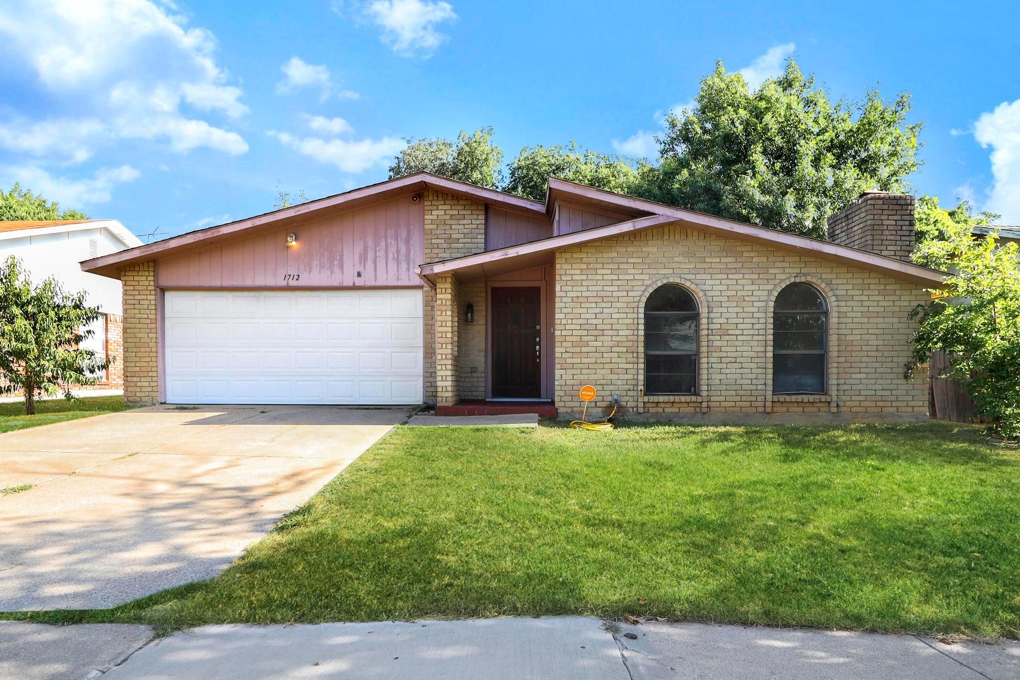 1712 Country Manor Rd, Fort Worth, TX 76134 - See Est. Value, Schools ...