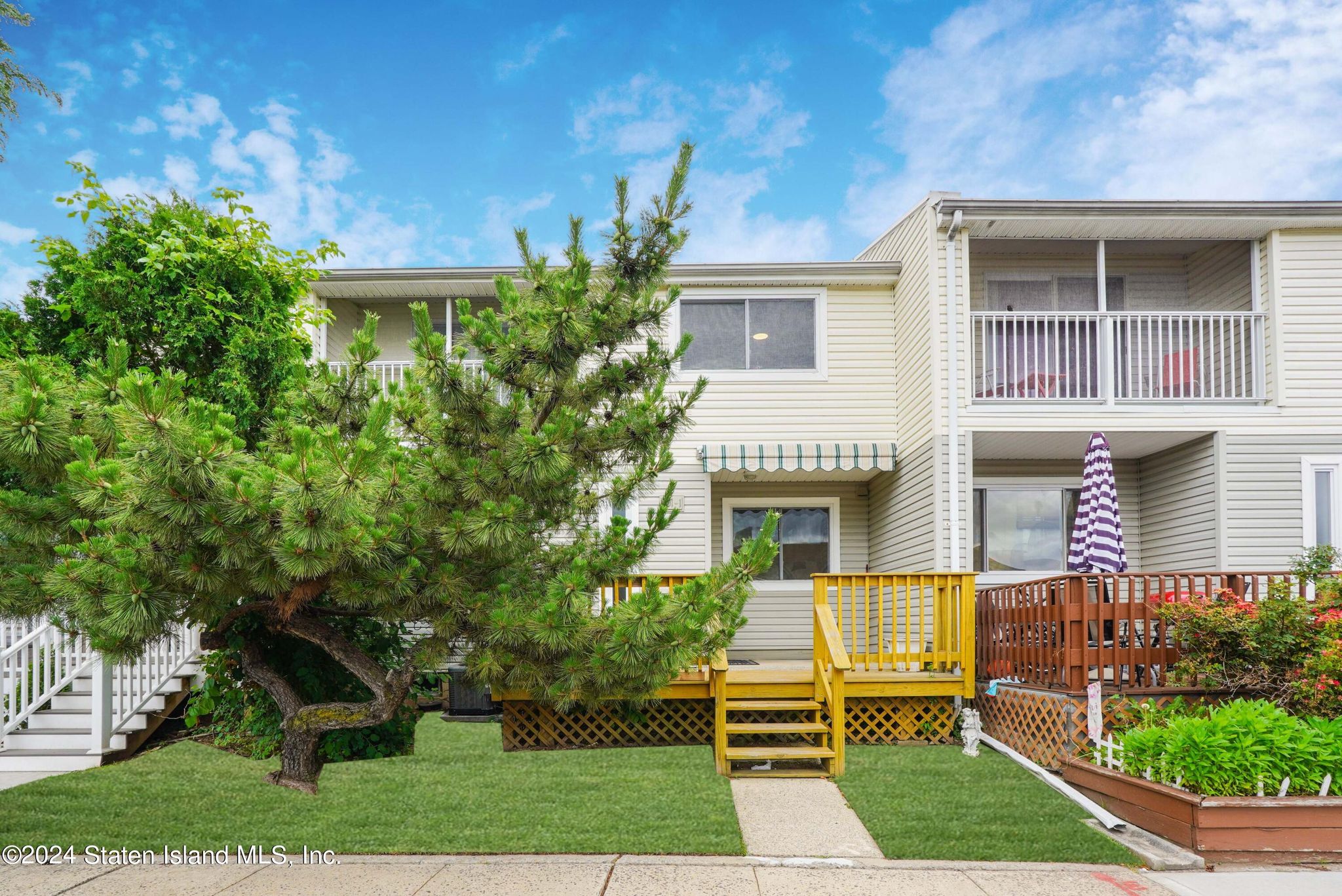 401 Willow Rd E, Staten Island, NY 10314 - See Est. Value, Schools & More